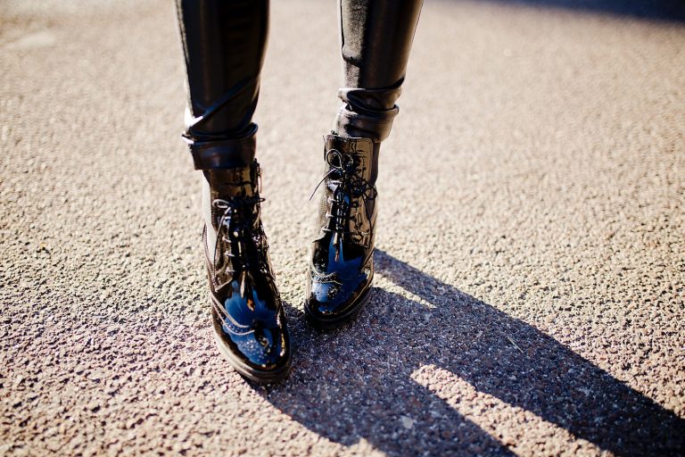 (English) First look of the year – look with cape & pop of orange