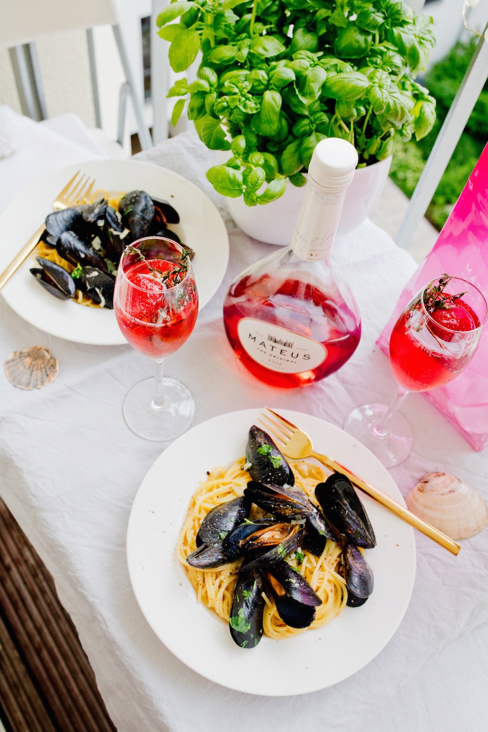 Welcome back, rosé season! Mateus Rosé fruity light sparkling