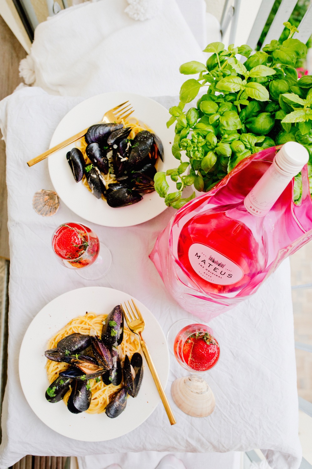 Welcome back, rosé season! Mateus Rosé fruity light sparkling